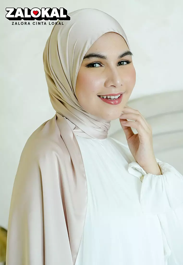 Jual Lozy Hijab Shadeera Silk Shawl Ivory (Lozy x Shadira) Original ...