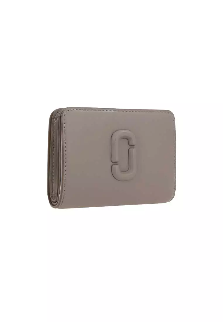 網上選購 Marc Jacobs The Covered J Marc Mini Compact Wallet Cement ...
