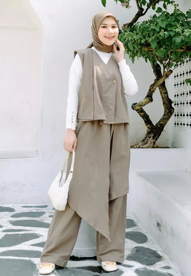 Jual Lozy Hijab Nami Set (One Set Vest Linen) Soft Brown Original 2024 | ZALORA Indonesia