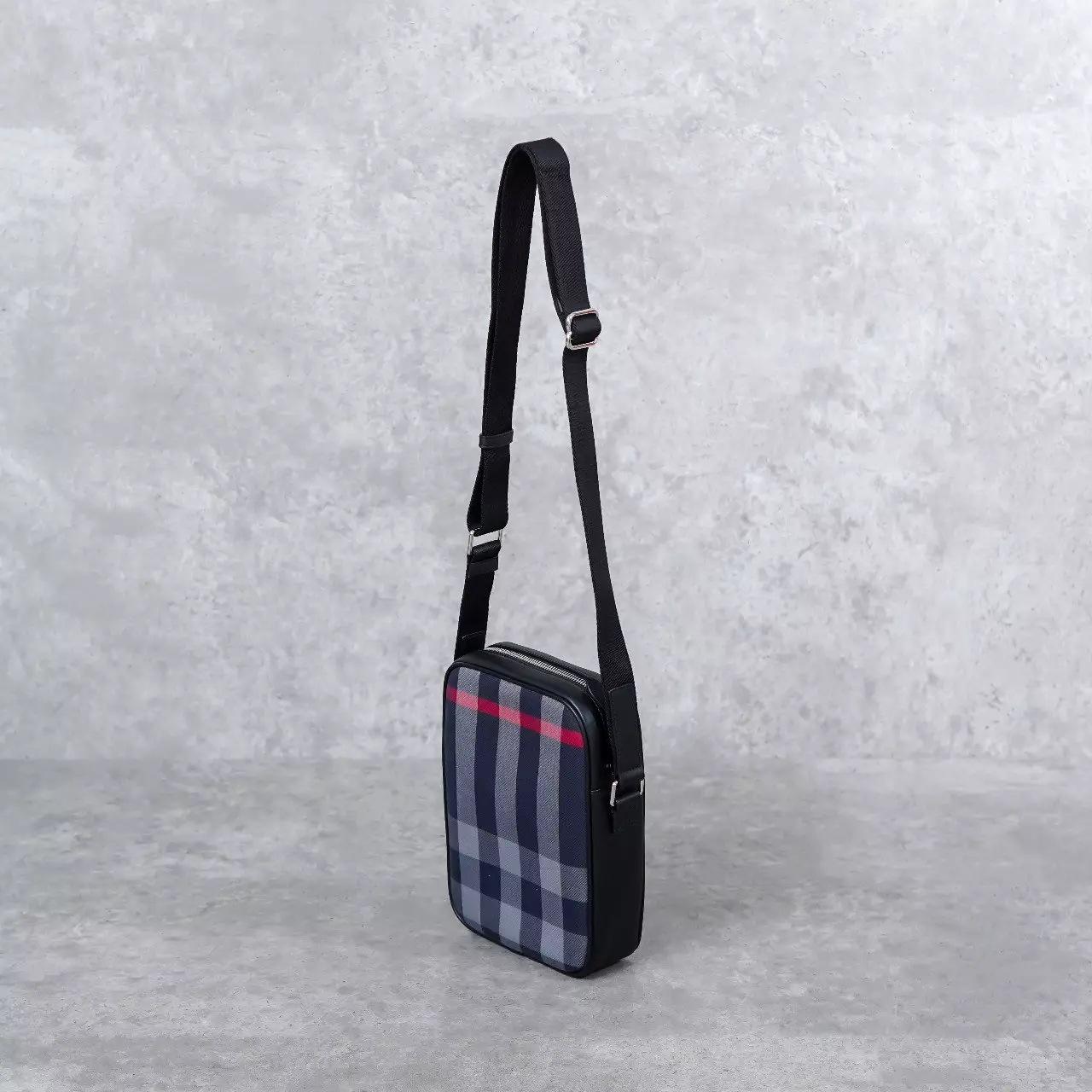 Jual Burberry Tas BURBERRY CHECK NAVY SS24 BLACK SLING BAG 100% ...