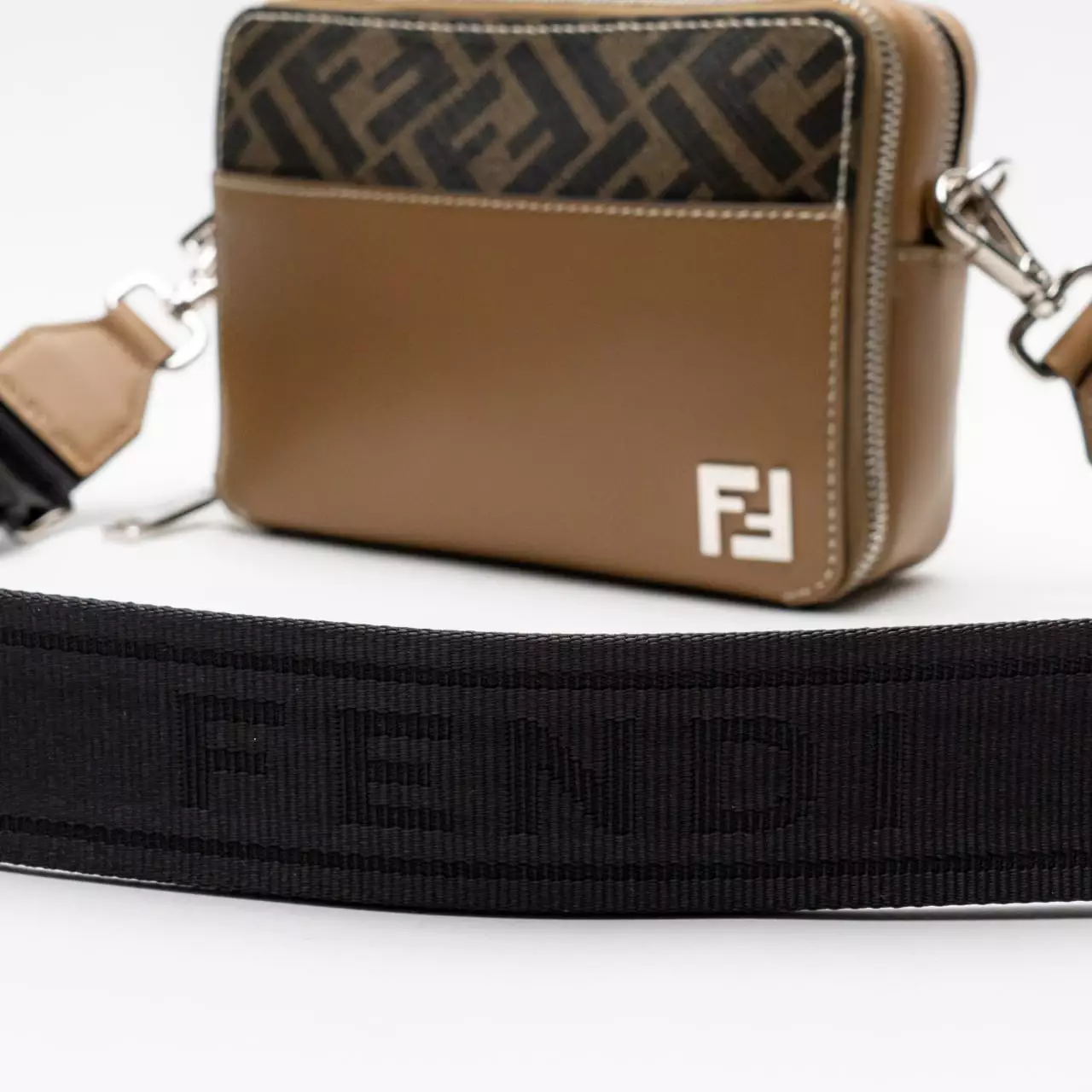 Jual Fendi Fendi FF Organizer Camera Case Beige Original 2024 | ZALORA ...