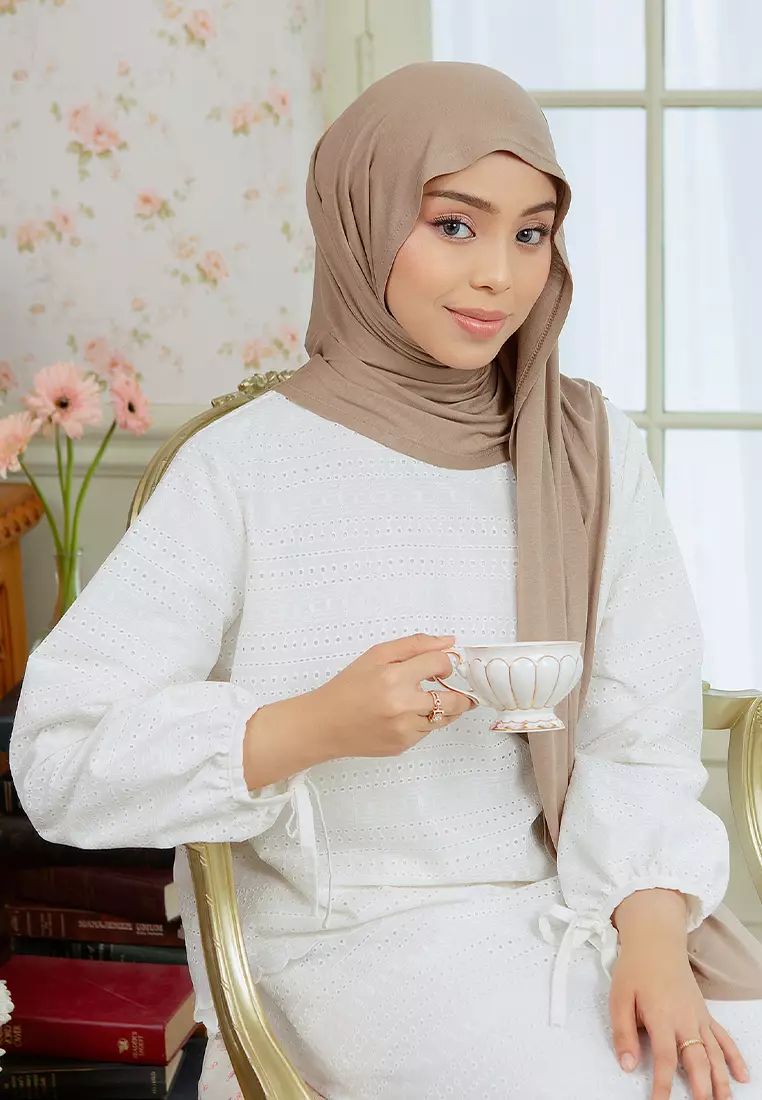 Jual Lozy Hijab Heidy Oval Shawl in Taupe (Lozy x Heidy) Original 2024 | ZALORA Indonesia
