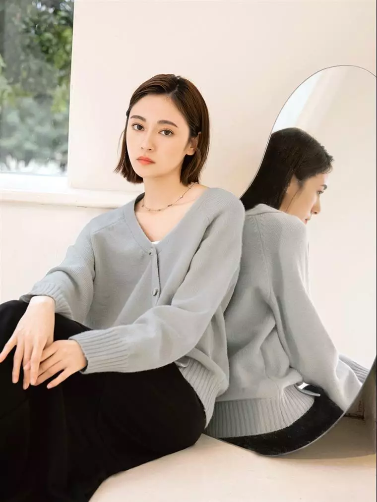 OBSTYLE Small V Face．V Neck Diagonal Opening Long Sleeve Knit Top ...