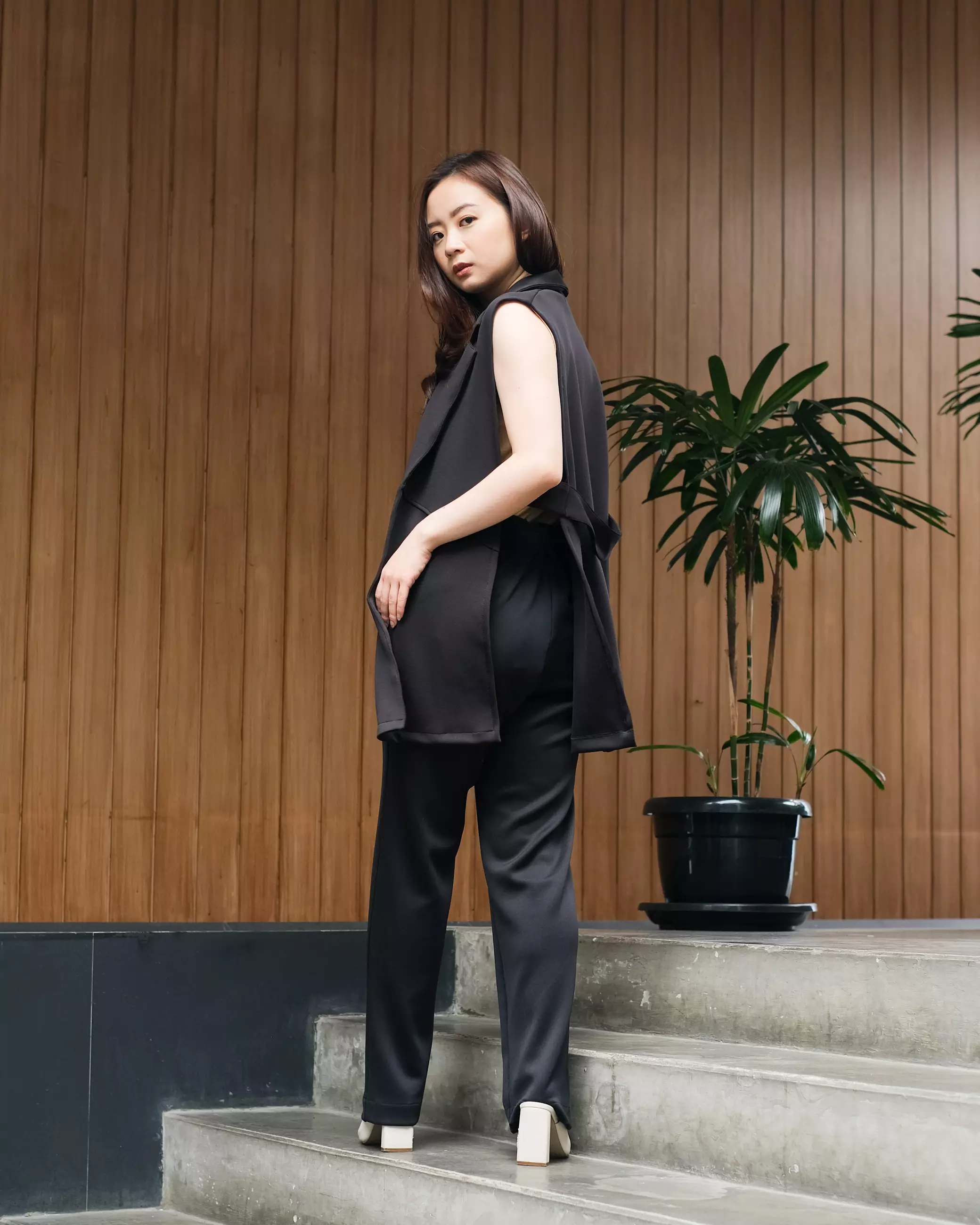 Jual Kin Outfit Kin Outfit Fuji Vest Black Original 2025 | ZALORA ...