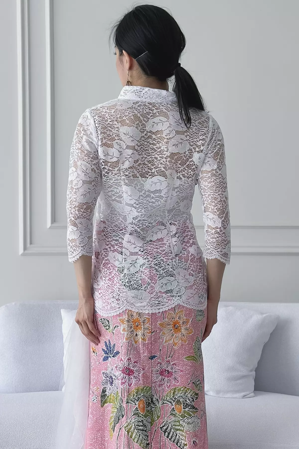 Jual DhieVine Batik Jeng Dipha White Lace Kebaya Janggan Original 2024 ...