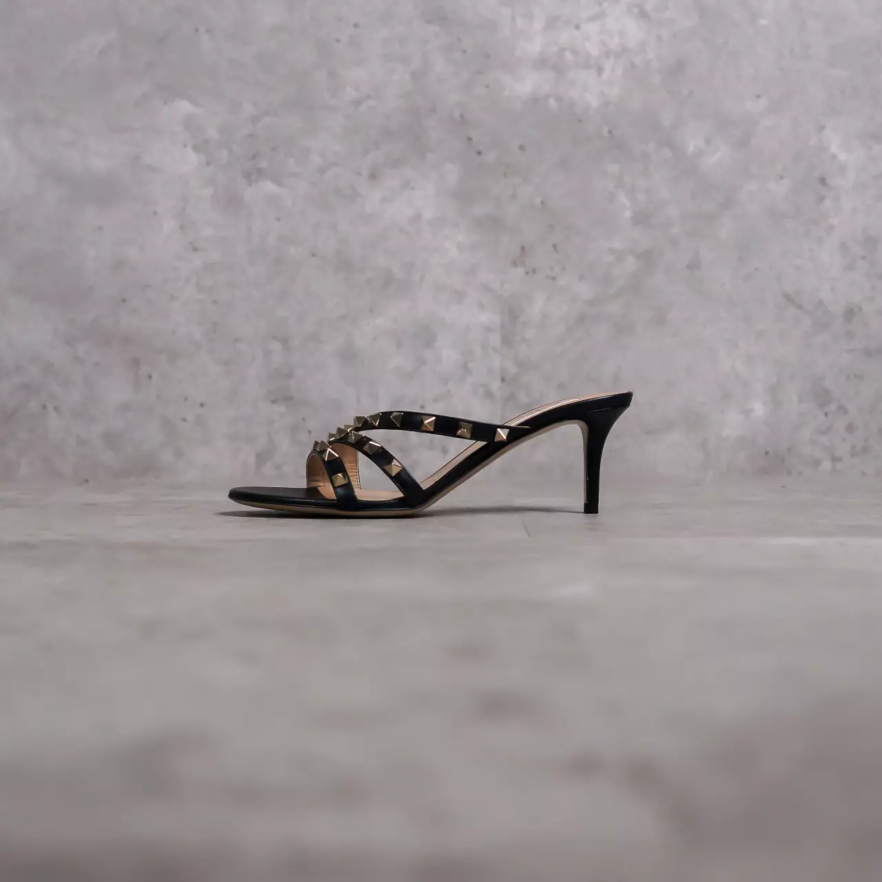 Jual Valentino Garavani Sepatu VALENTINO ROCKSTUD 60MM CALFSKIN BLACK ...