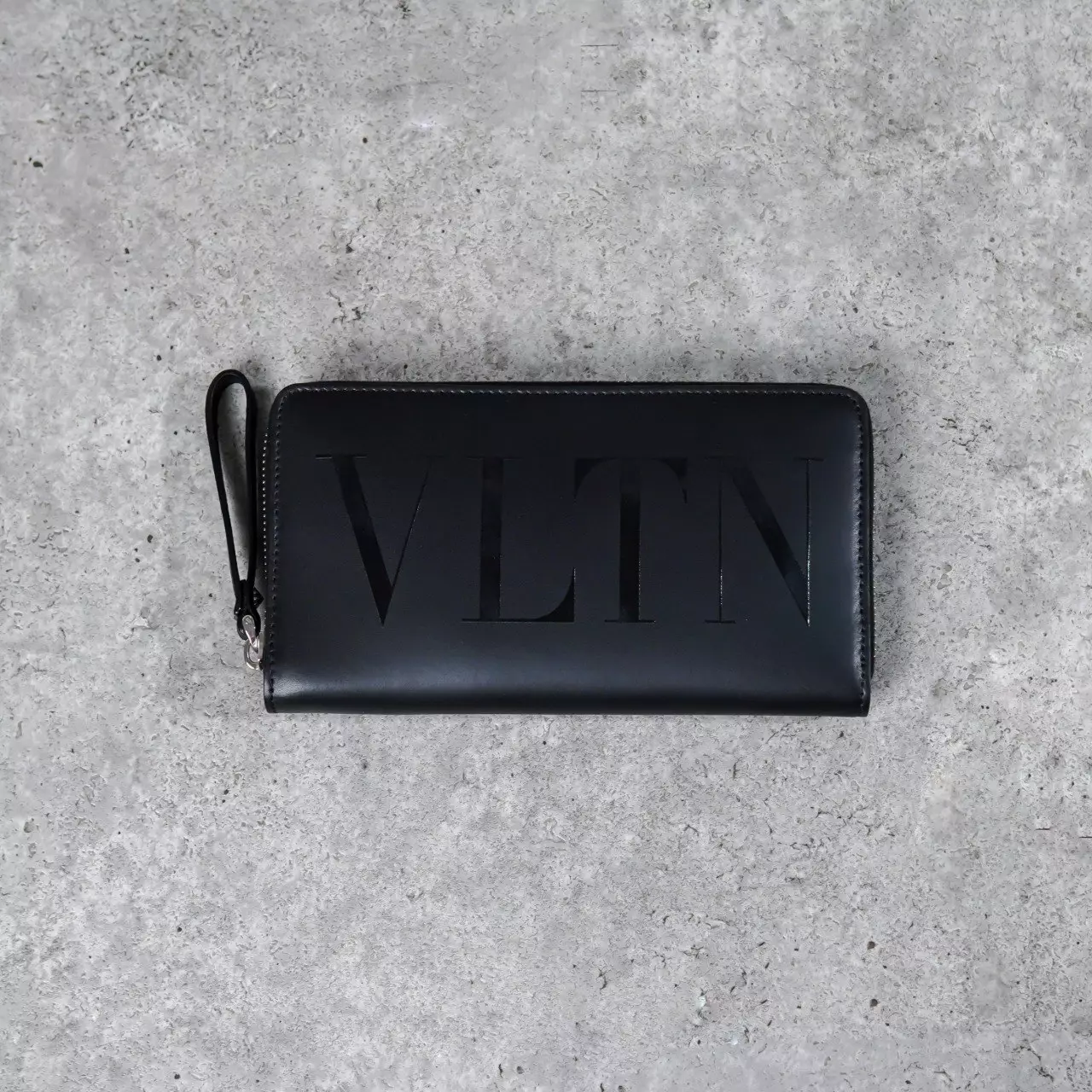 Jual Valentino Garavani Dompet VALENTINO VLTN TEXT ALL BLACK ZIP LONG ...