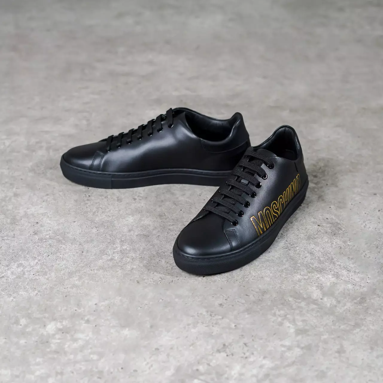Jual MOSCHINO Sepatu MOSCHINO TEXT SIDE OUTLINE GOLD BLACK LEATHER ...