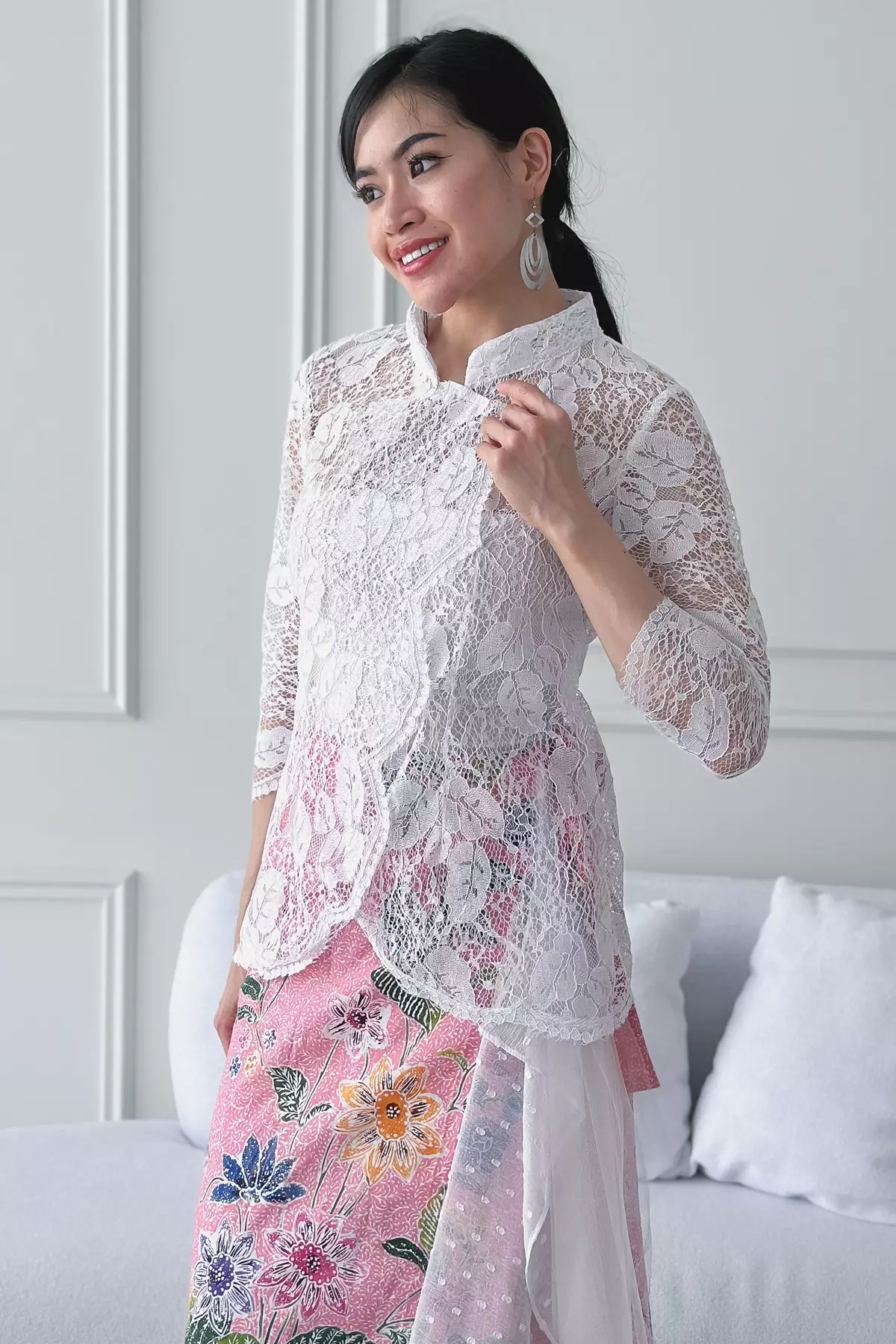 Jual DhieVine Batik Jeng Dipha White Lace Kebaya Janggan Original 2024 ...