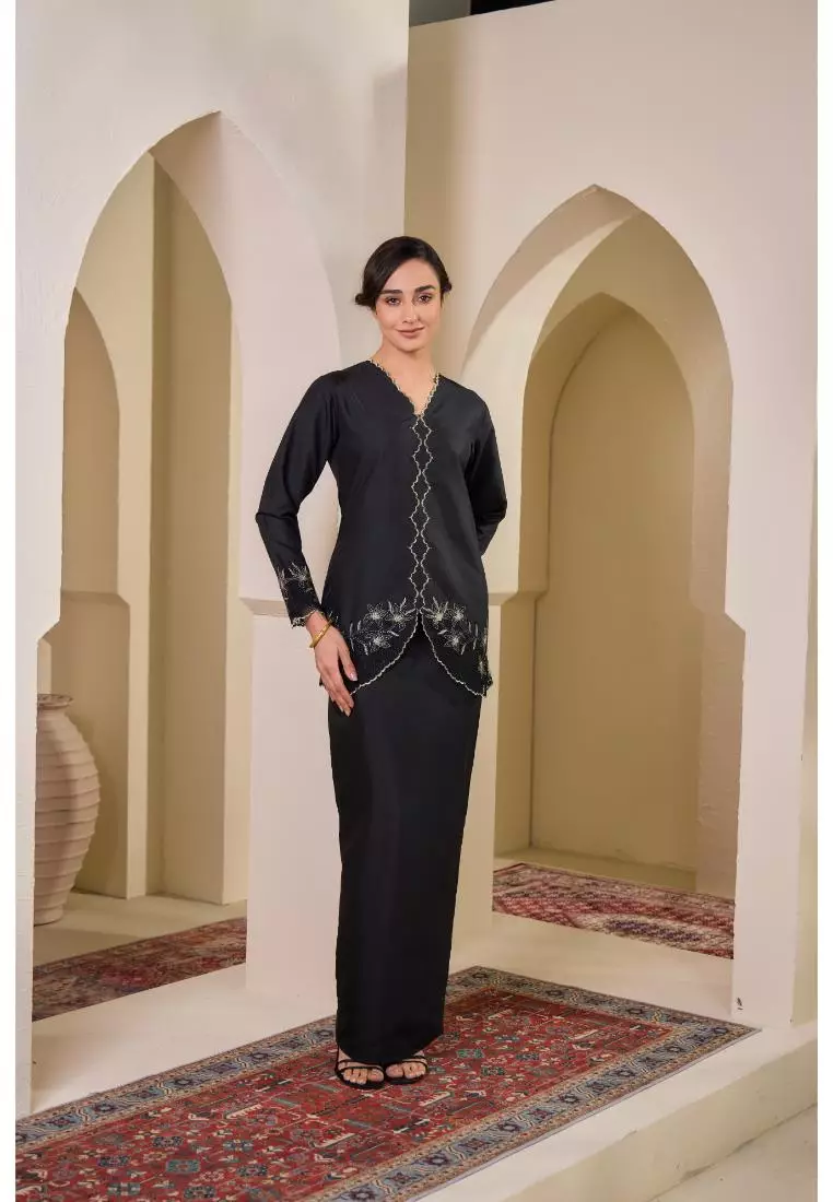 Buy Amar Amran Mini Kurung Sulam Kareena 2025 Online | ZALORA