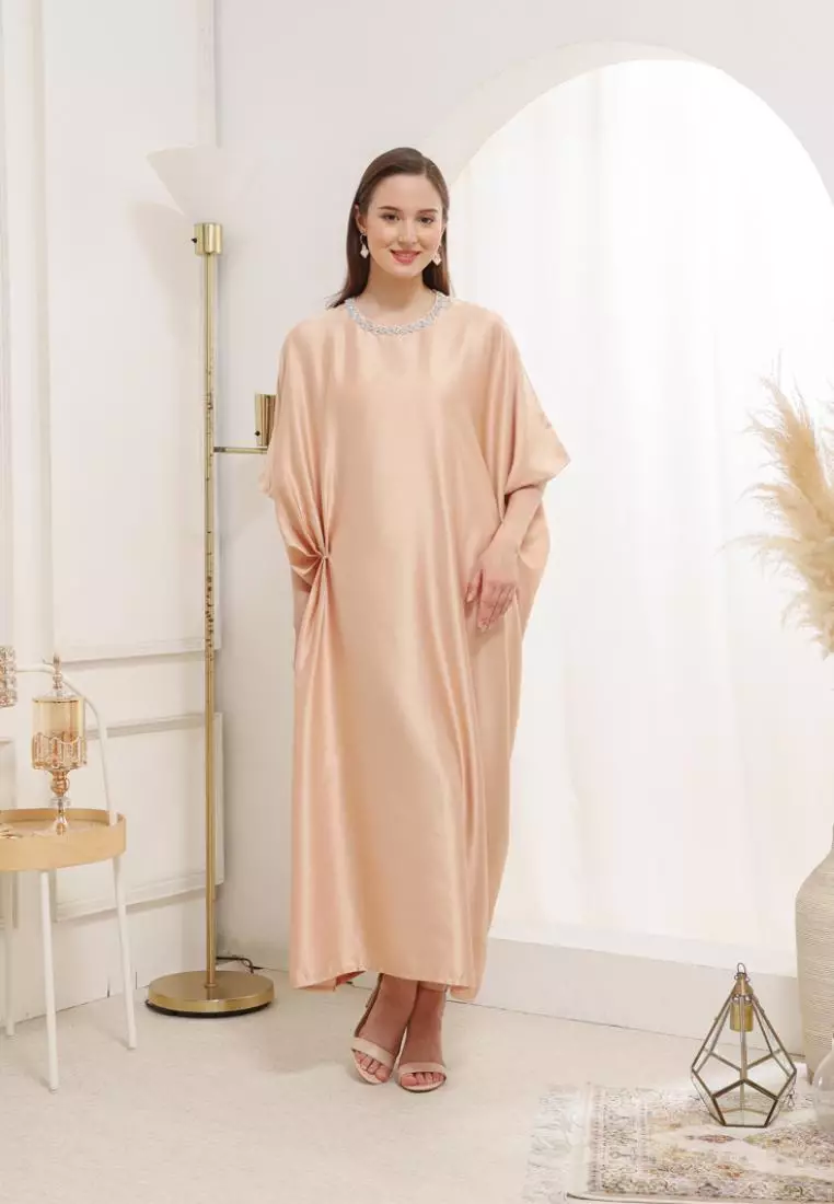 Jual The Pink Label Niyya Caftan in Cream Original 2024 | ZALORA ...