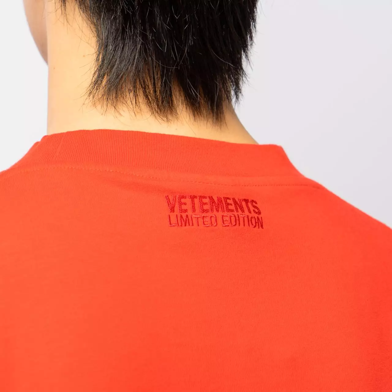 Jual Vetements Campaign Logo T-Shirt Red Original 2025 | ZALORA Indonesia