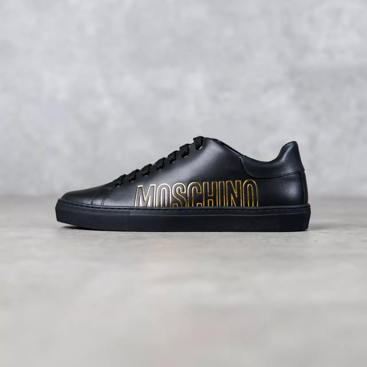 Jual MOSCHINO Sepatu MOSCHINO TEXT SIDE OUTLINE GOLD BLACK LEATHER ...