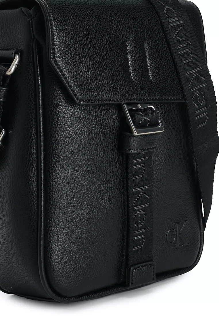 Jual Calvin Klein Cargo Flap Reporter Bag Original 2026 | ZALORA ...