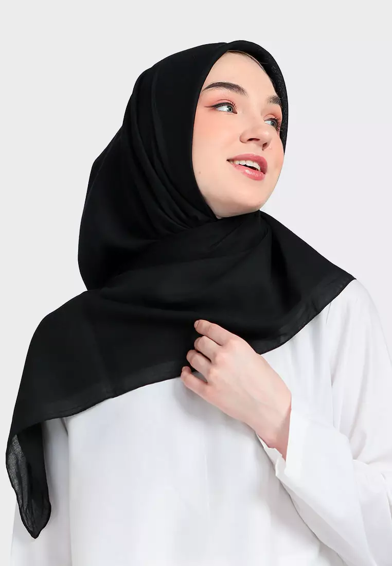 Jual ZOYA KAMANIYA Plain Scarf Black - Kerudung Hijab Segi Empat Polos Bahan Voal - Ukuran ...