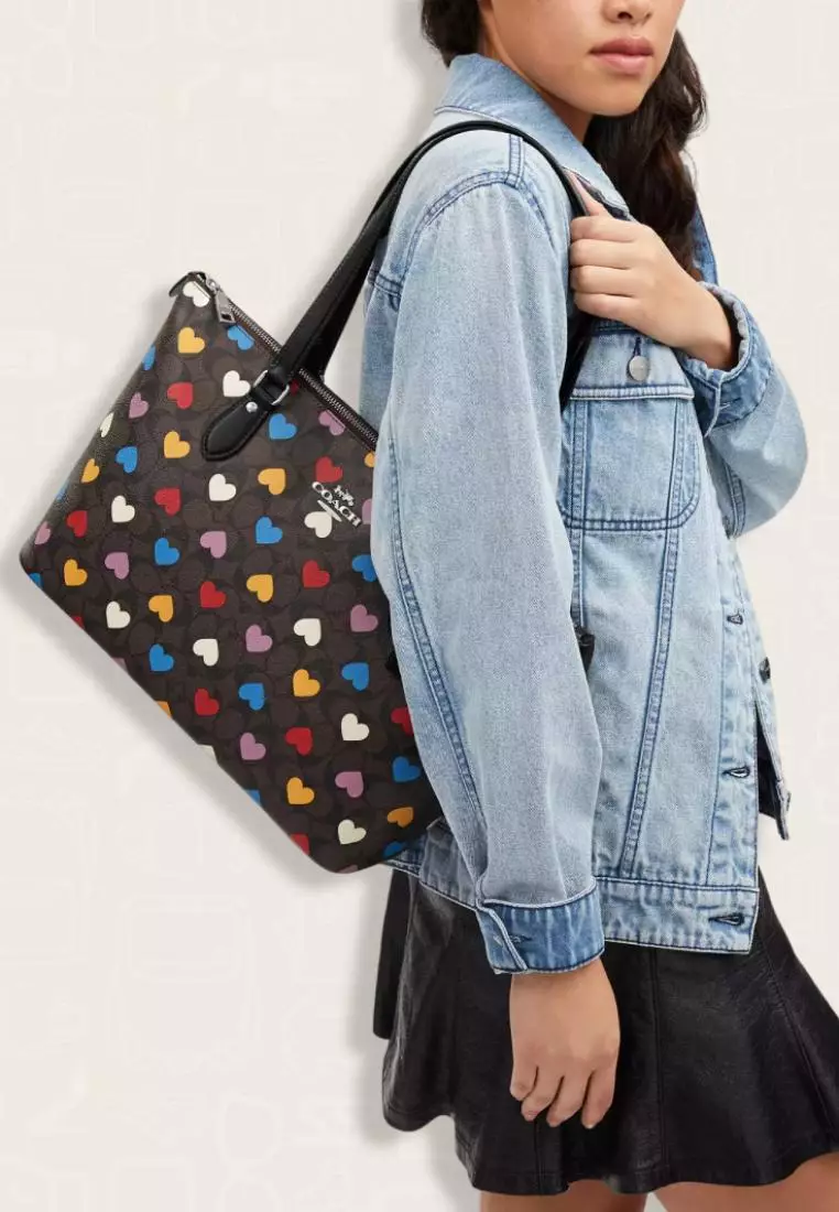 Jual Coach Coach Gallery Tote Bag In Signature Canvas With Heart Print ...