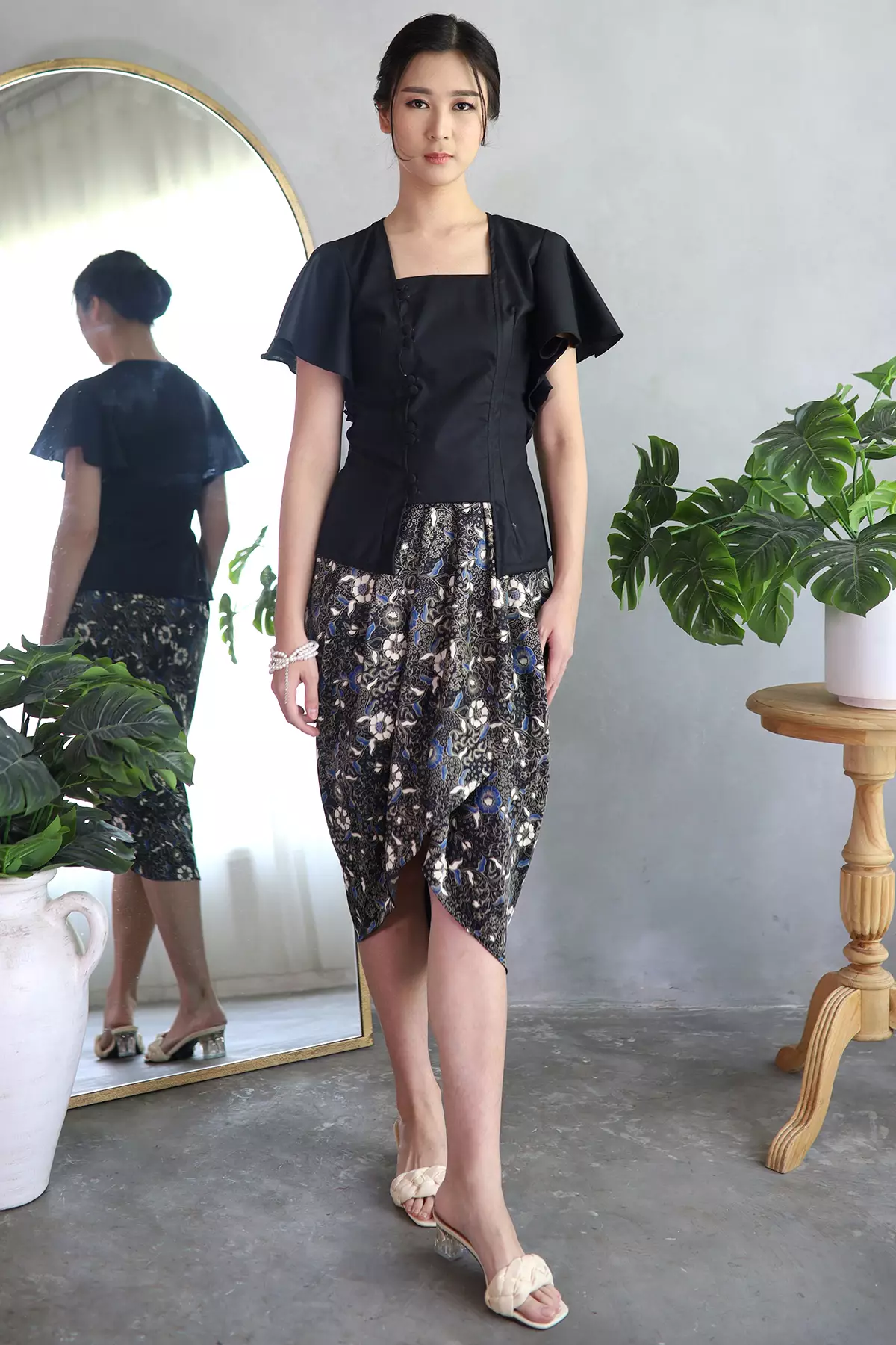 Jual DhieVine Batik Soraya Dainty Black Kebaya Original 2025 | ZALORA ...