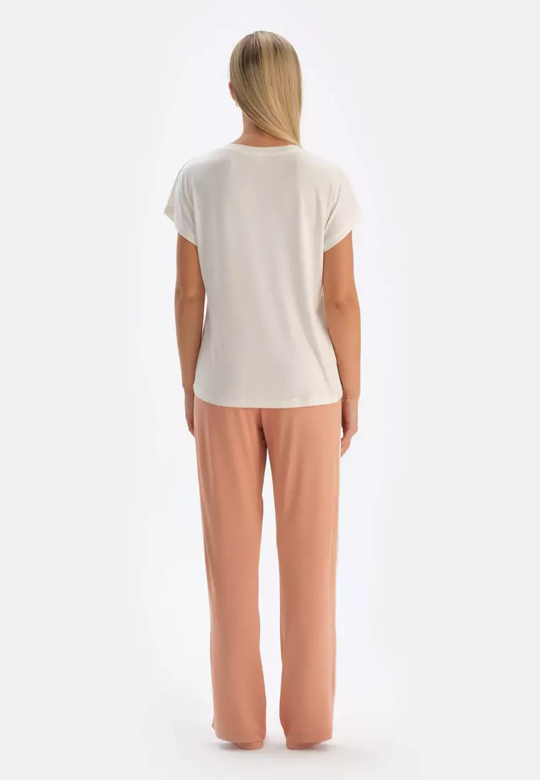 Buy DAGİ Off White T-Shirt & Trousers Knitwear Set, View Print, Crew ...