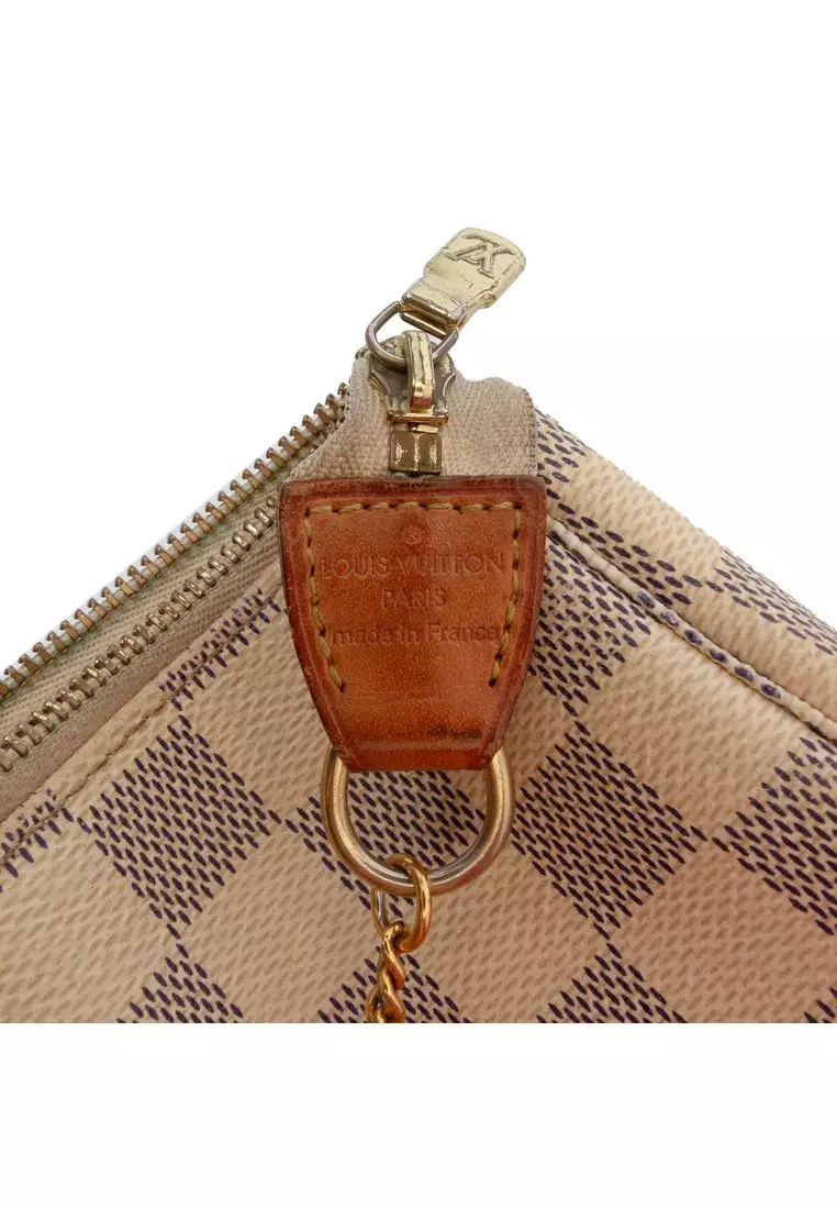 網上選購 Louis Vuitton 心愛的 Louis Vuitton Damier Azur 迷你手拿包配件 2025 系列 | ZALORA香港