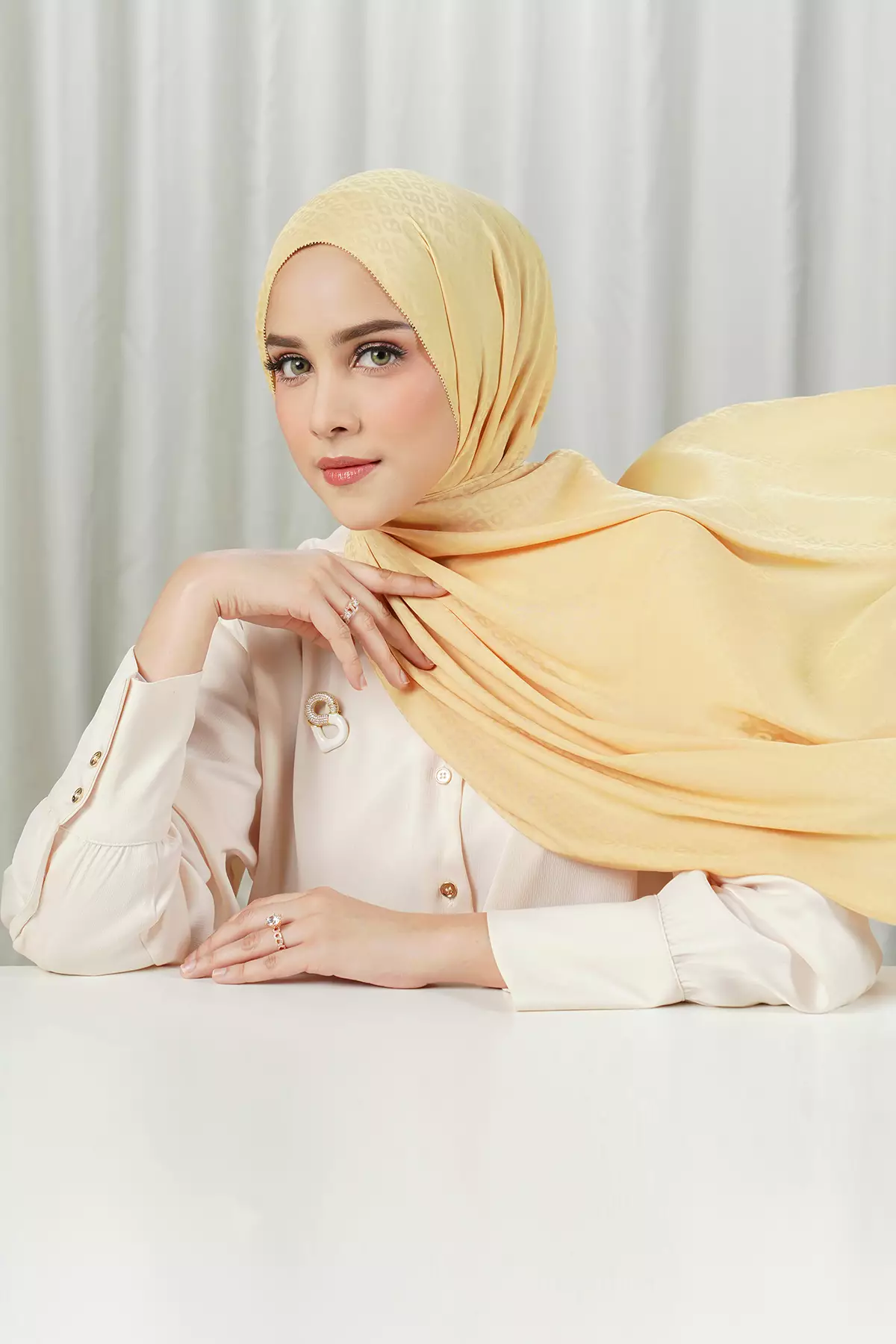 Jual Buttonscarves Tapis Satin Jacquard Shawl - Curry Original 2024 ...