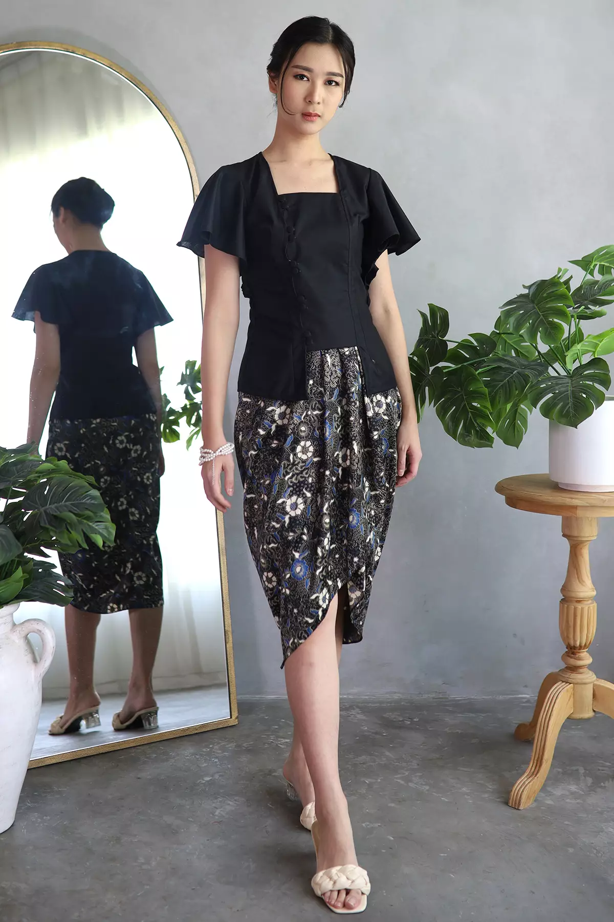 Jual DhieVine Batik Soraya Dainty Black Kebaya Original 2025 | ZALORA ...