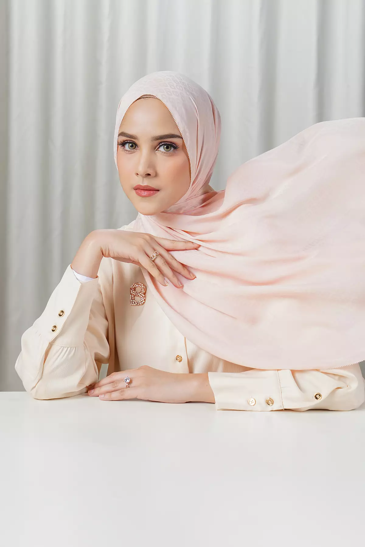 Jual Buttonscarves Tapis Satin Jacquard Shawl - Sepia Rose Original 2025 | ZALORA Indonesia