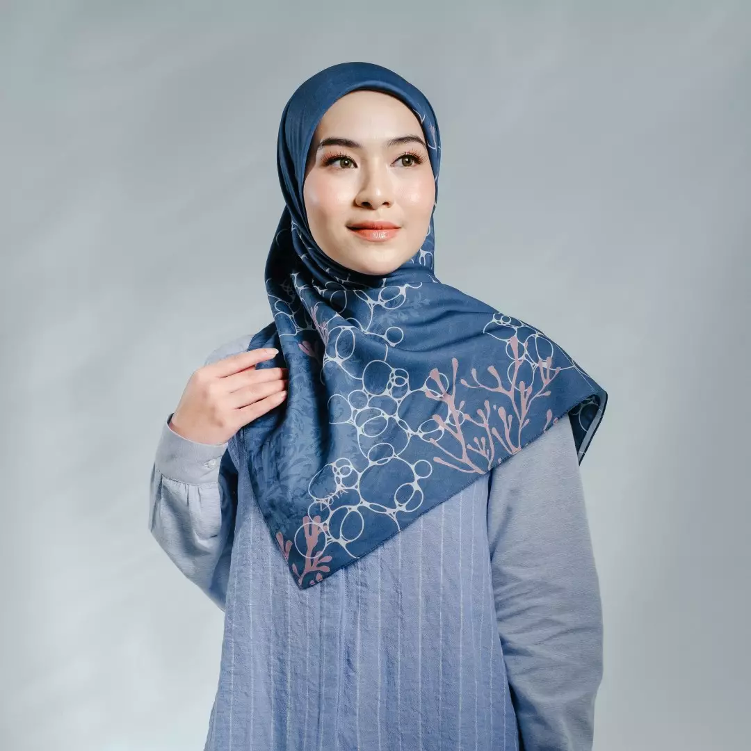 Jual ZOYA KARIBIA Navy - Kerudung Hijab Segiempat Motif With Pouch ...