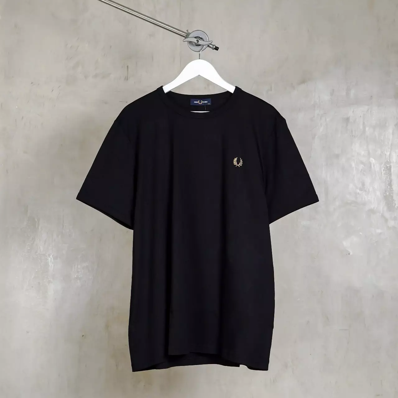 Jual Fred Perry Kaos FRED PERRY LOGO POCKET GOLD BLACK Tshirt 100% ...