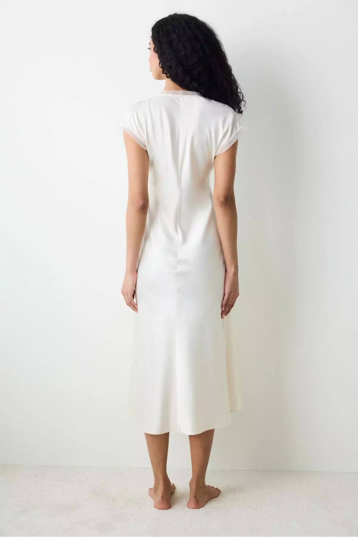 Jual Penti Roses Satin Cream Nightgown Original 2025 | ZALORA Indonesia