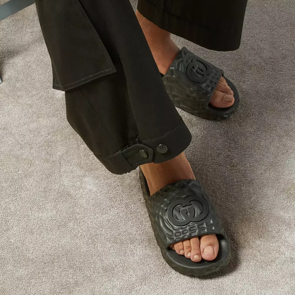 Jual Gucci Gucci Interlocking G Textured Rubber Sandals Slide Black ...