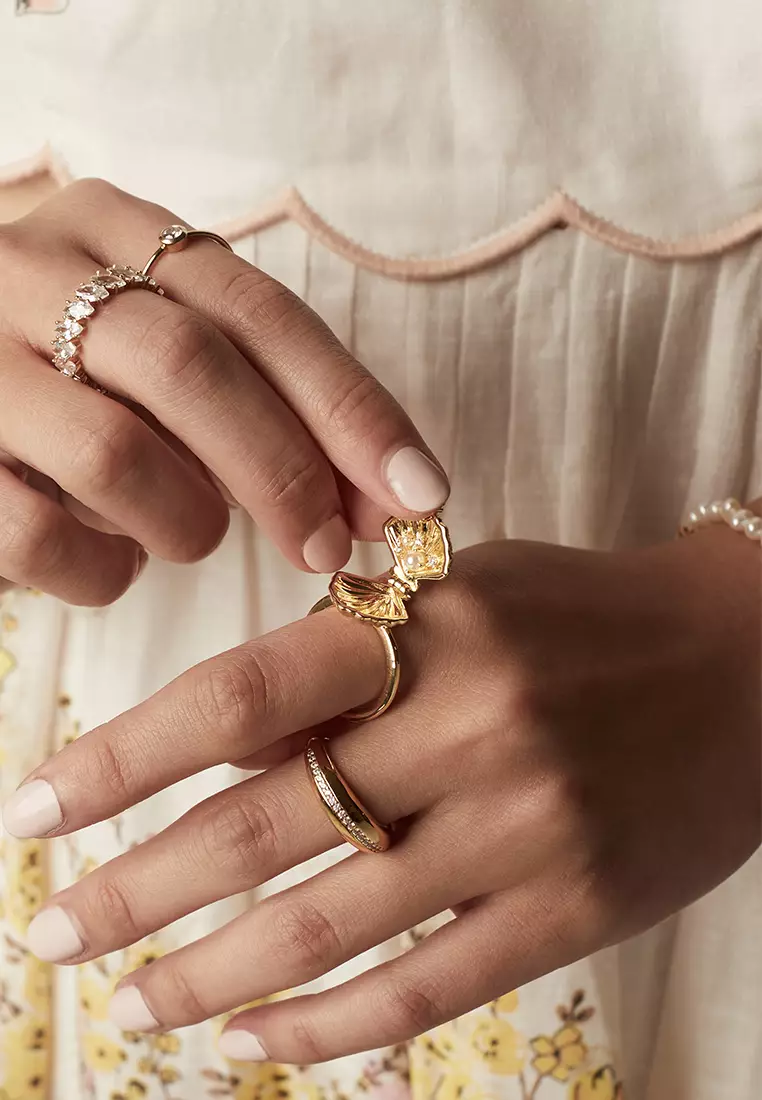 Buy Wanderlust + Co Sundaze Shell Gold Locket Ring 2025 Online | ZALORA