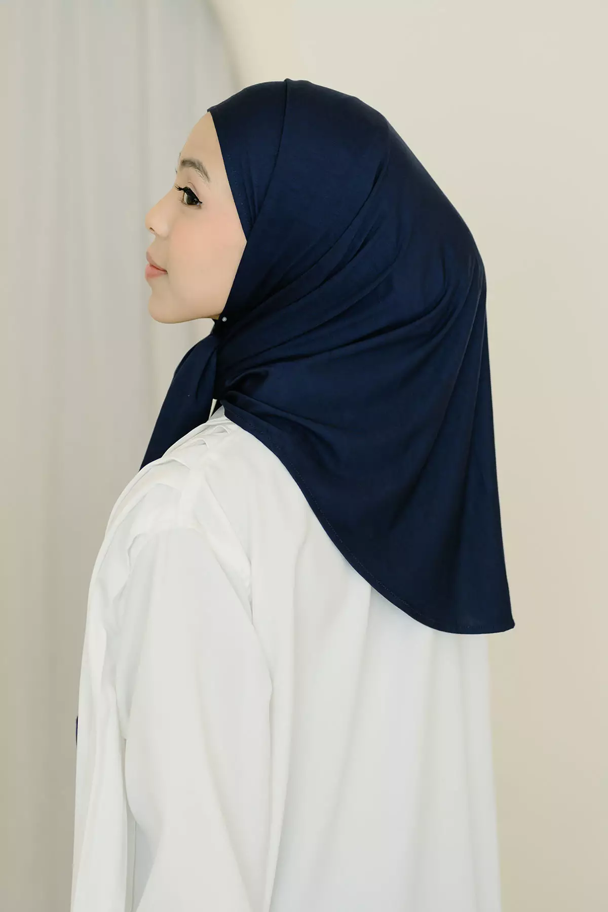 Jual Lozy Hijab Tana Oval Shawl Navy Original 2025 | ZALORA Indonesia