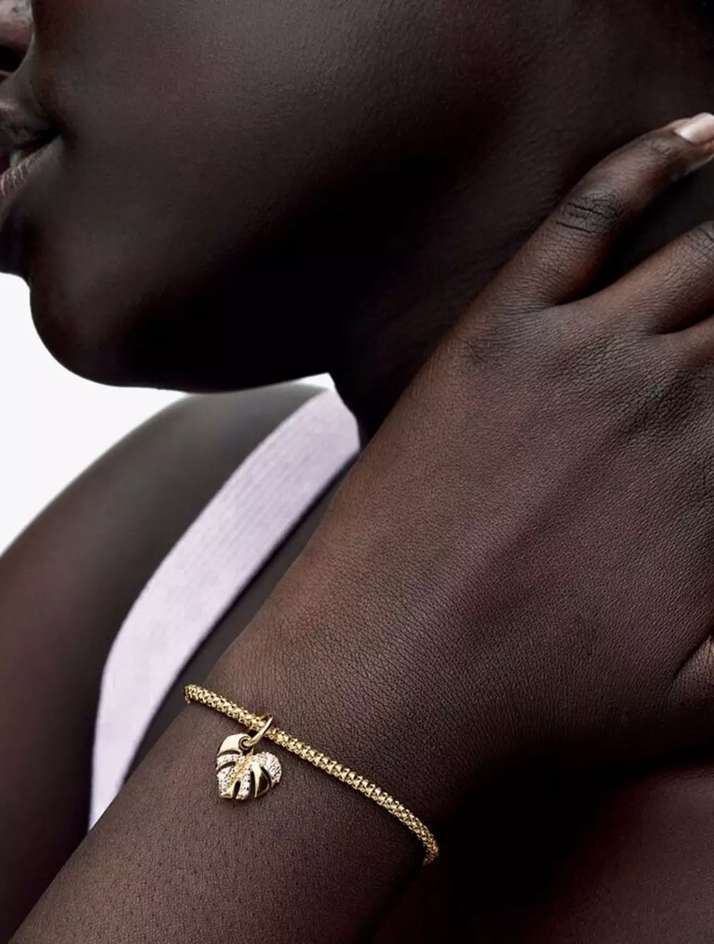 Jual Pandora Sparkling Monstera Leaf Dangle Charm - Gold Original 2025 ...