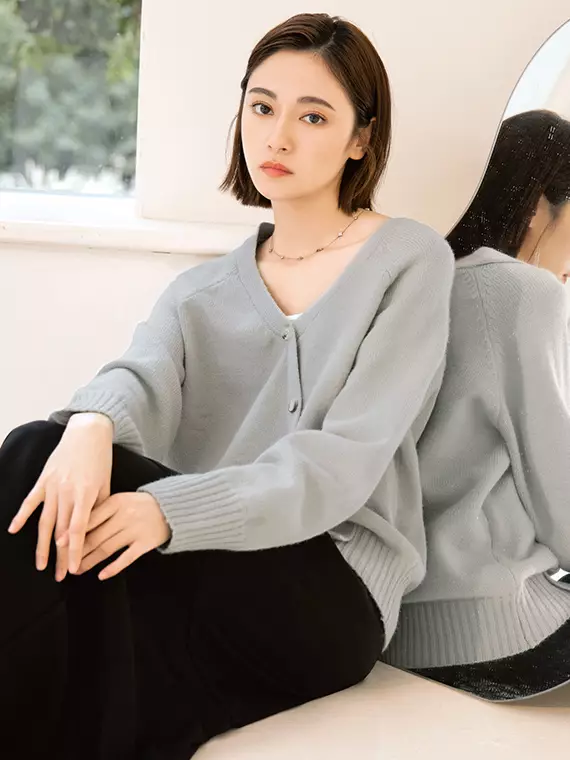 OBSTYLE Small V Face．V Neck Diagonal Opening Long Sleeve Knit Top ...