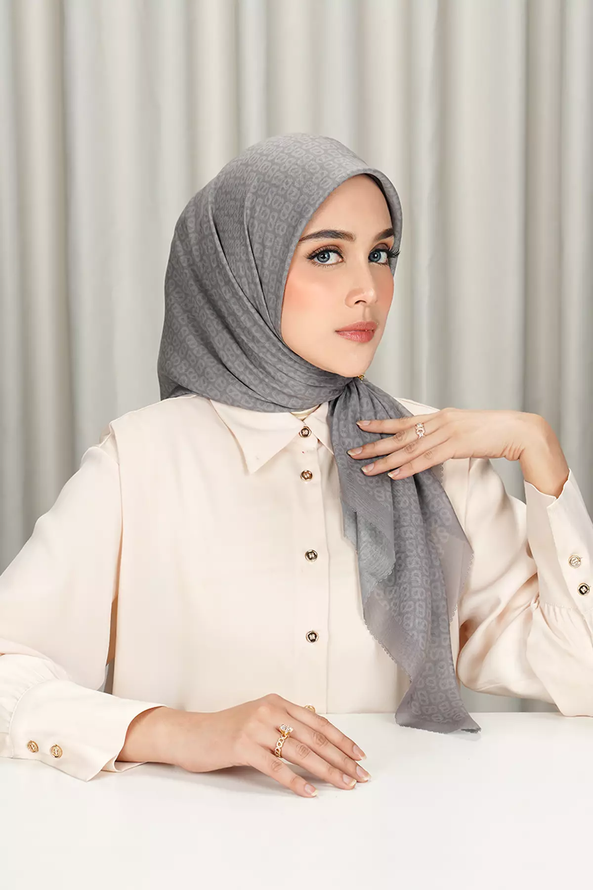 Jual Buttonscarves Tapis Square - Aluminum Original 2025 | ZALORA ...