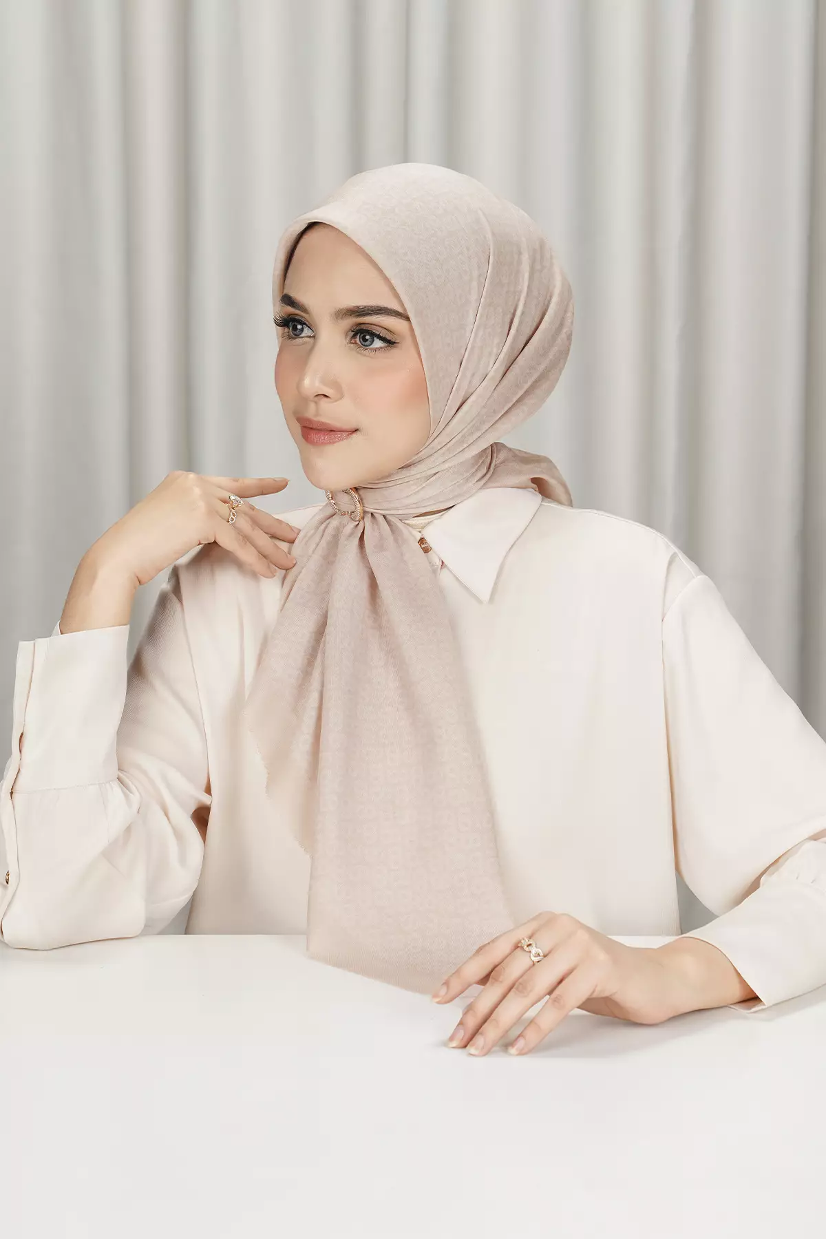Jual Buttonscarves Tapis Square - Linen Original 2025 | ZALORA Indonesia