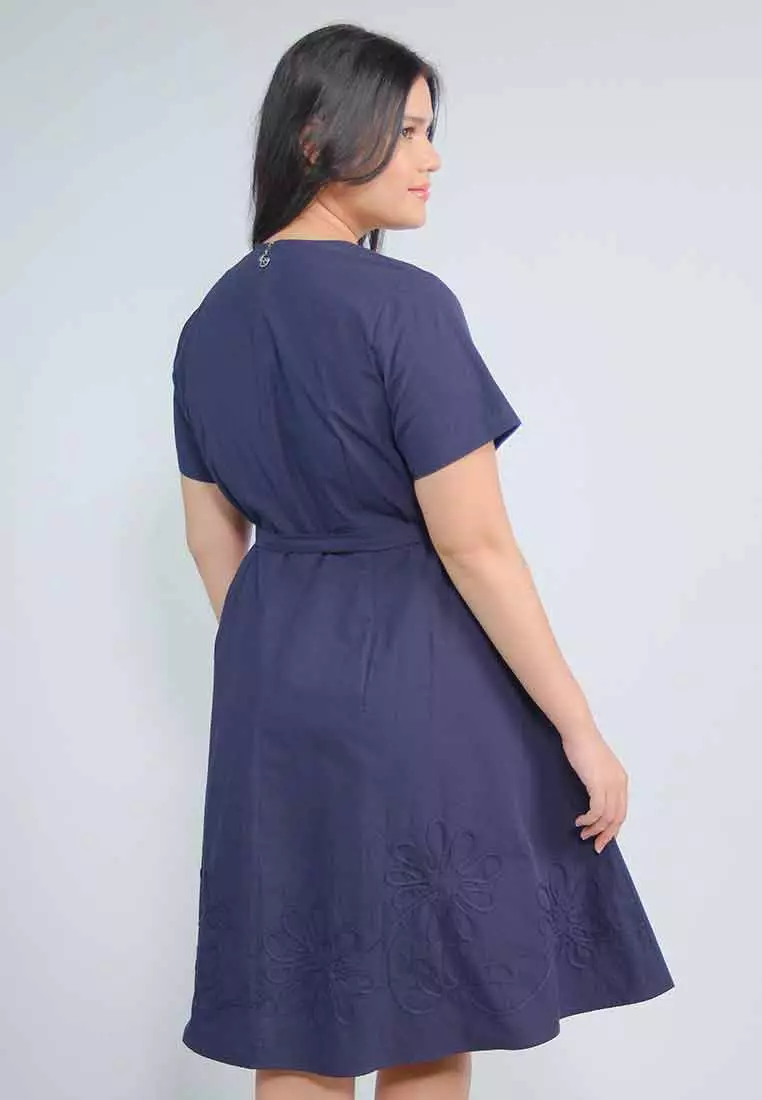Buy Paperdolls Milly Plus Size Eliza Flower Embroidered Dress 2026 Online | ZALORA Philippines