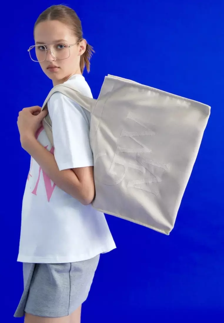 Jual GENTLEWOMAN GTWM Logo Box Tote Bag Original 2025 | ZALORA Indonesia