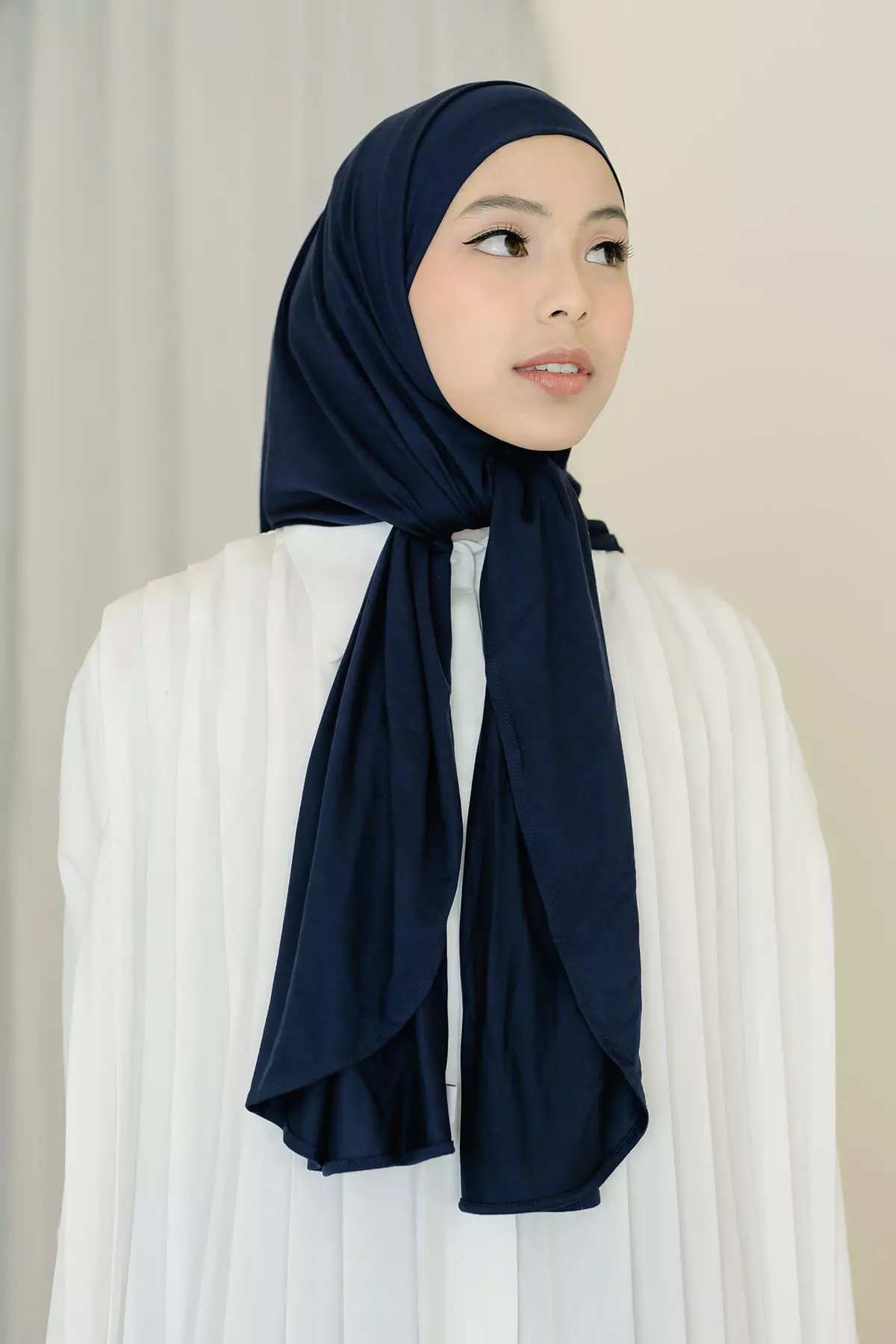 Jual Lozy Hijab Tana Oval Shawl Navy Original 2025 | ZALORA Indonesia