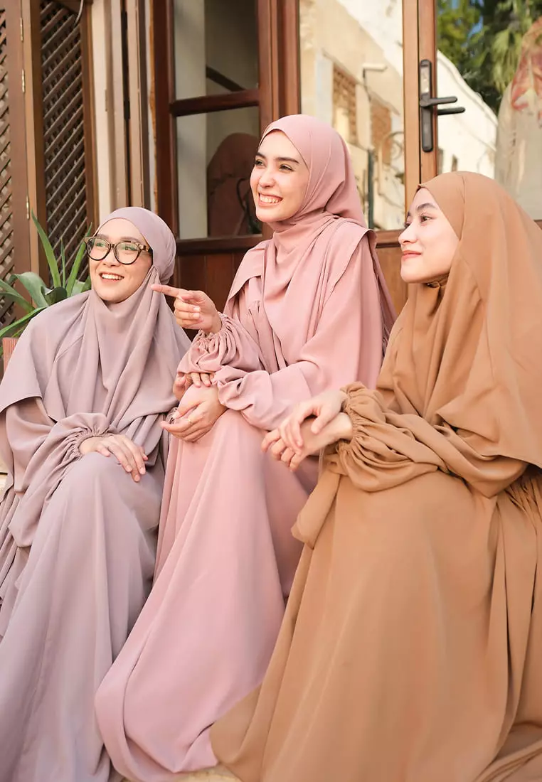 Jual Lozy Hijab Mida Abaya Khimar Set Violet (Lozy x Hamidah) Original 2025 | ZALORA Indonesia