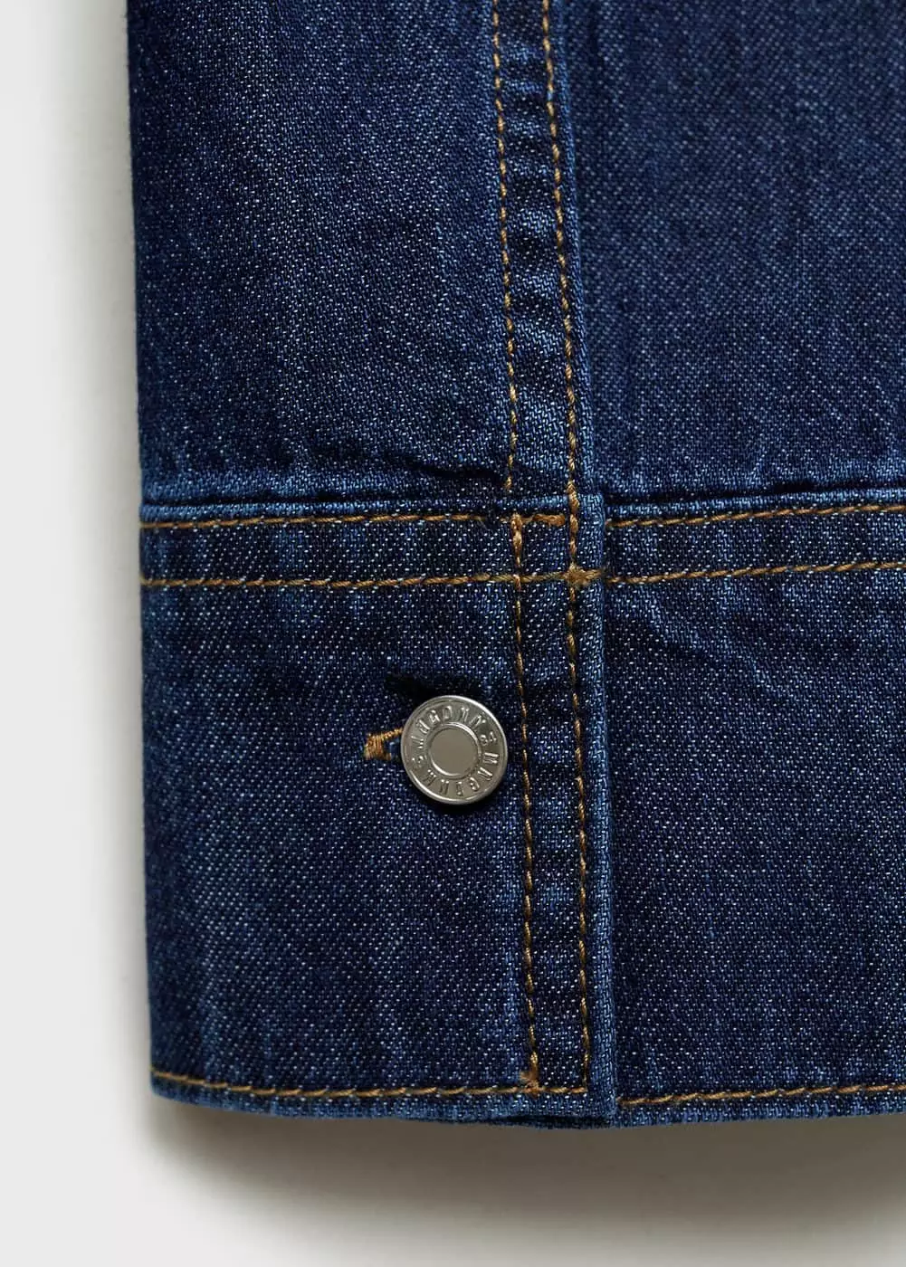 Jual Mango Kemeja katun denim Original 2025 | ZALORA Indonesia