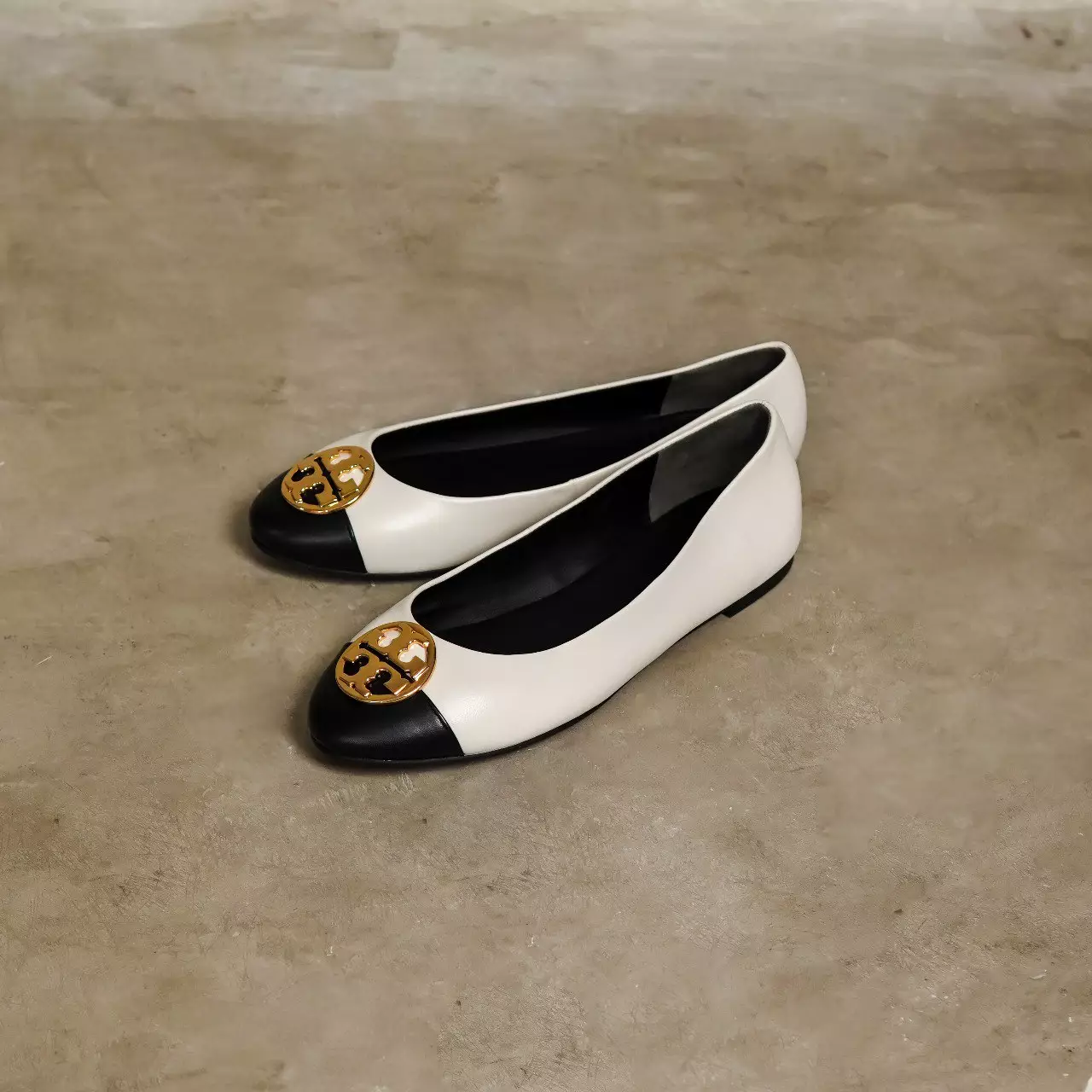 Jual TORY BURCH Sepatu TORY BURCH GHW LOGO HALF BLACK WHITE FLAT SHOES ...