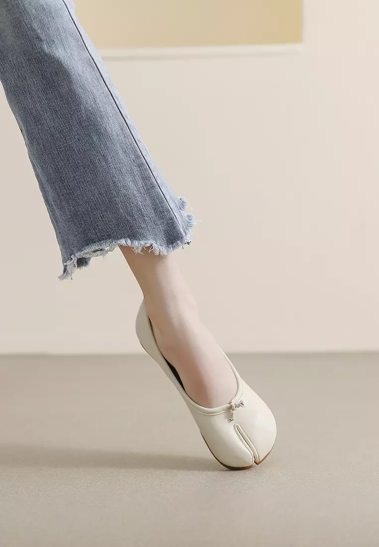 Buy Twenty Eight Shoes Split Toe Flat Shoes WW202-2 2025 Online | ZALORA