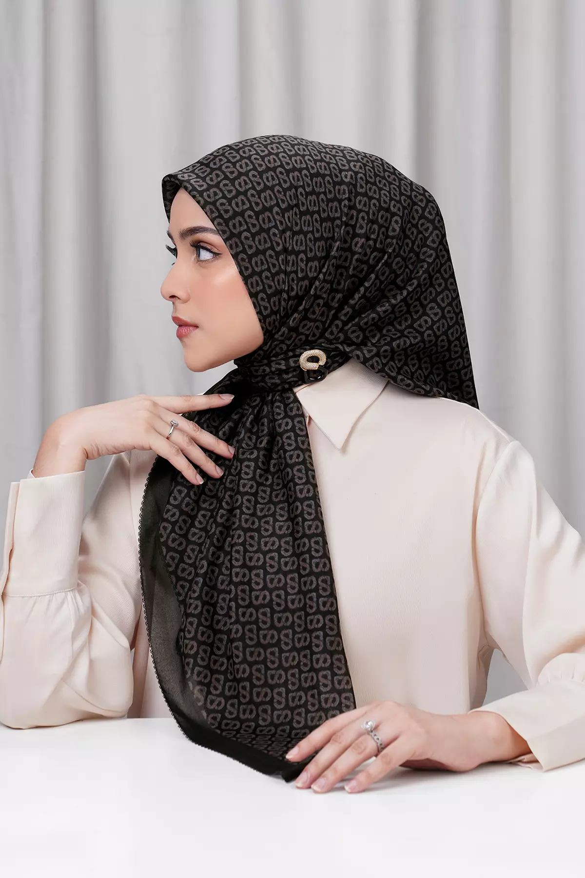 Jual Buttonscarves Tapis de Fleur Square - Moonless Night Original 2025 | ZALORA Indonesia