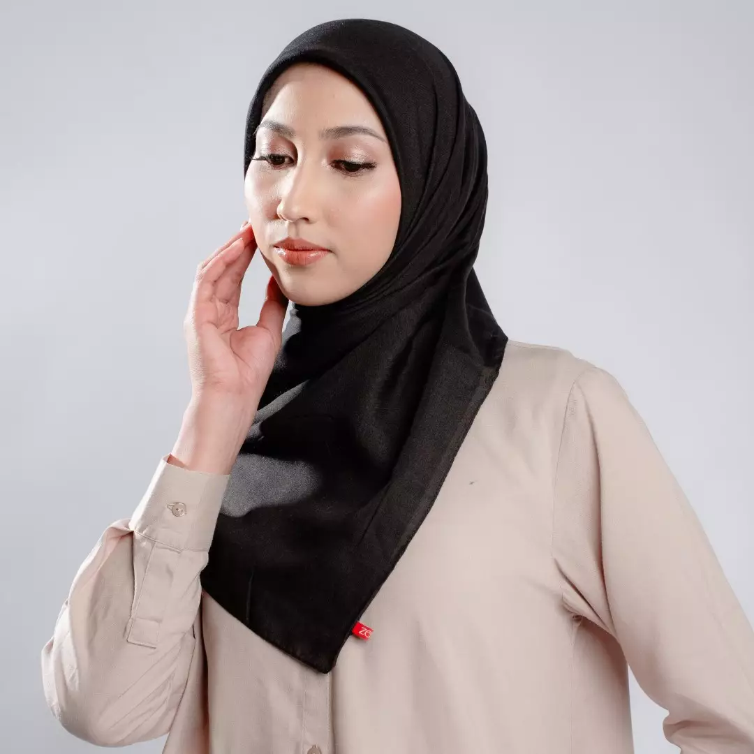 Jual ZOYA Zoya KAYLA Scarf Black - Kerudung Hijab Segi Empat Polos - Bahan Voal - Ukuran 110x110 ...