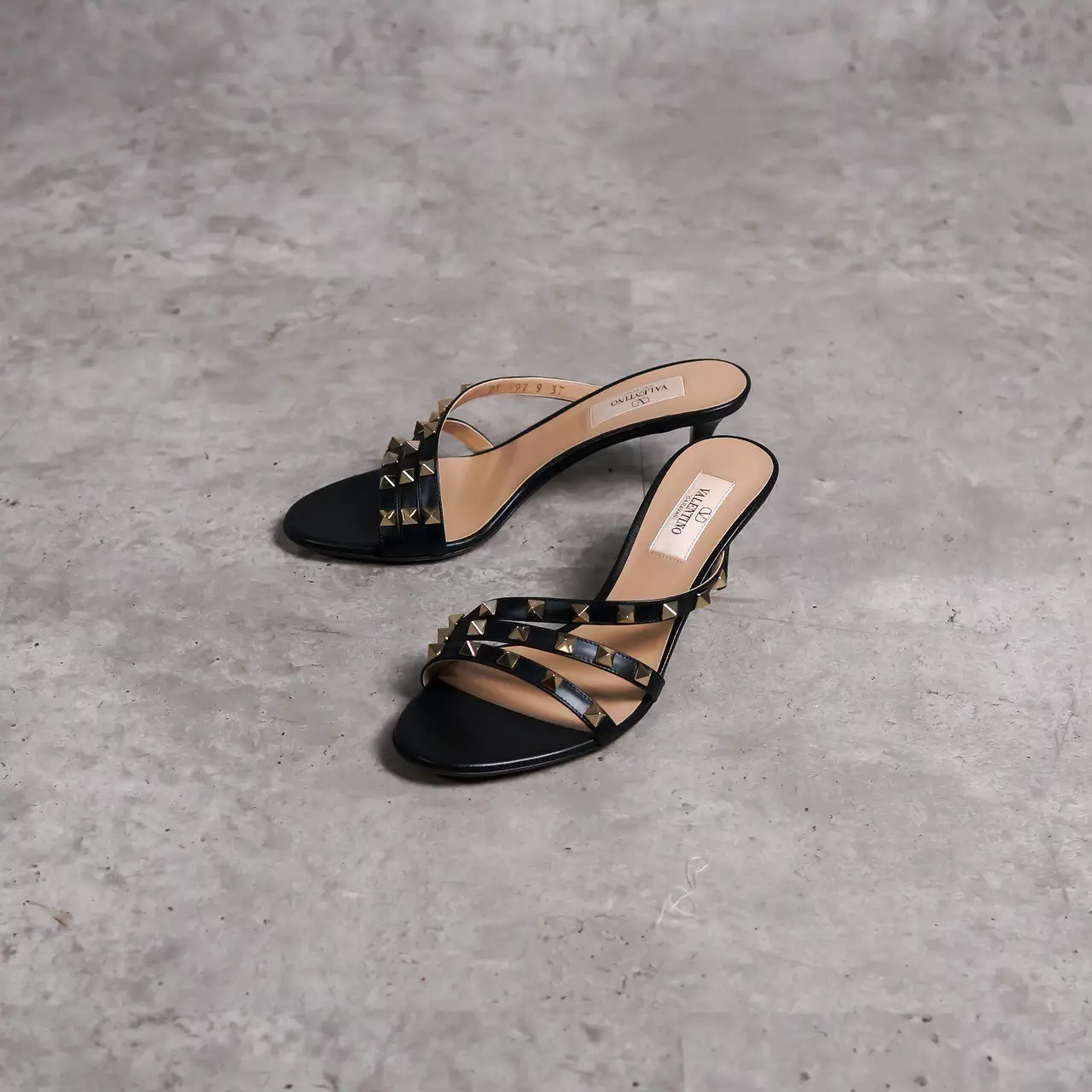 Jual Valentino Garavani Sepatu VALENTINO ROCKSTUD 60MM CALFSKIN BLACK ...
