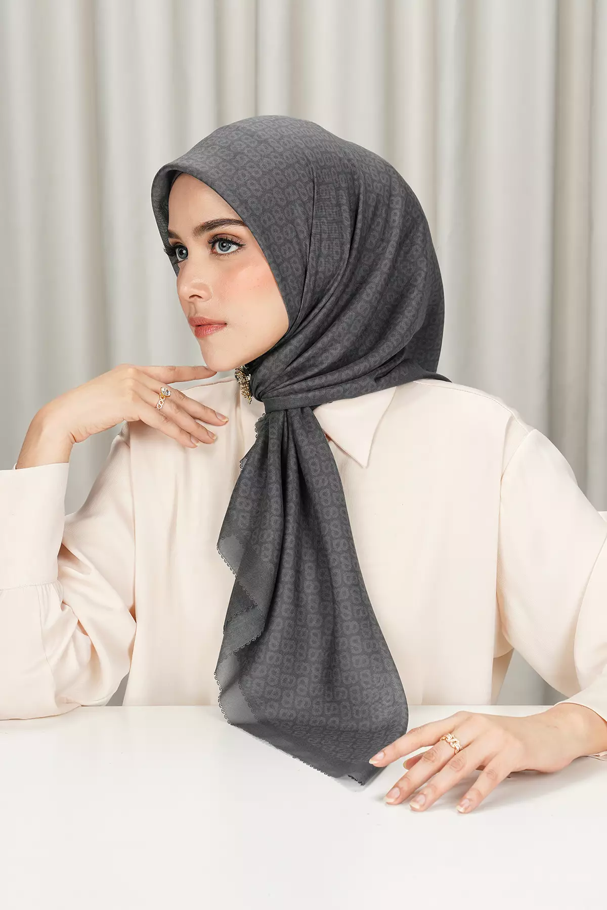 Jual Buttonscarves Tapis Square - Gunmetal Original 2025 | ZALORA ...