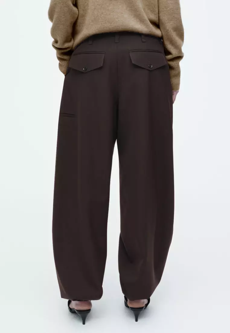 網上選購 COS Drawstring Twill Barrel-Leg Trousers 2025 系列 | ZALORA香港