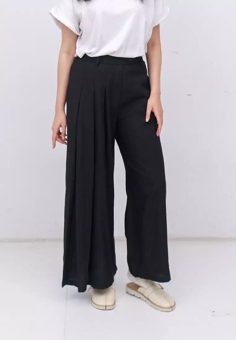 Jual Hanna Hijab Hanna Long Pleats Culotte Pants Delina C041024 Original 2024 | ZALORA Indonesia