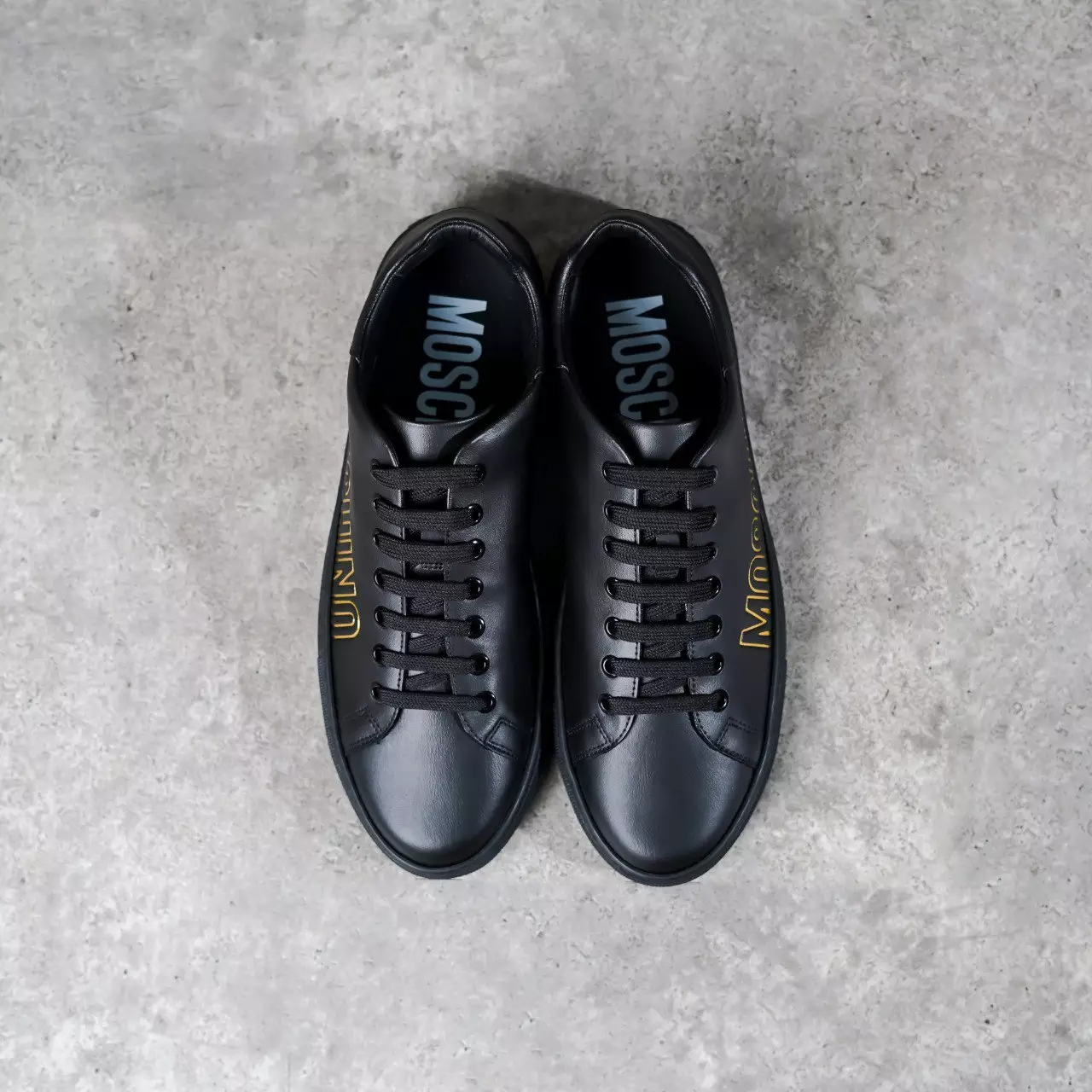 Jual MOSCHINO Sepatu MOSCHINO TEXT SIDE OUTLINE GOLD BLACK LEATHER ...